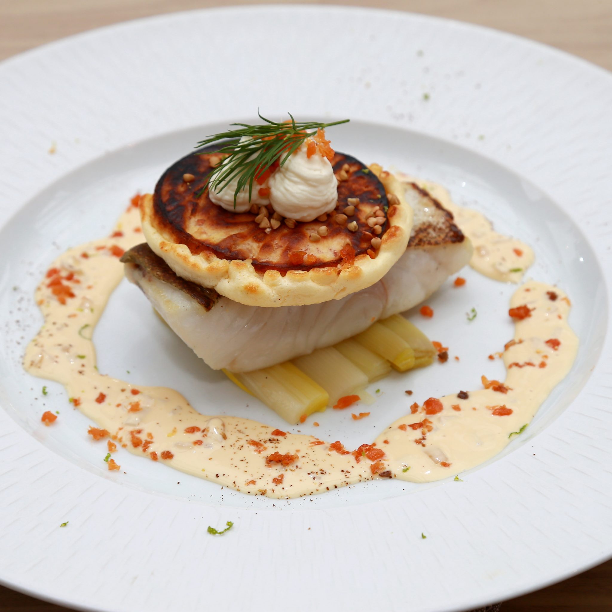 Le bar rôti, blanc de poireaux au sarrasin, blinis au saumon fumé ...