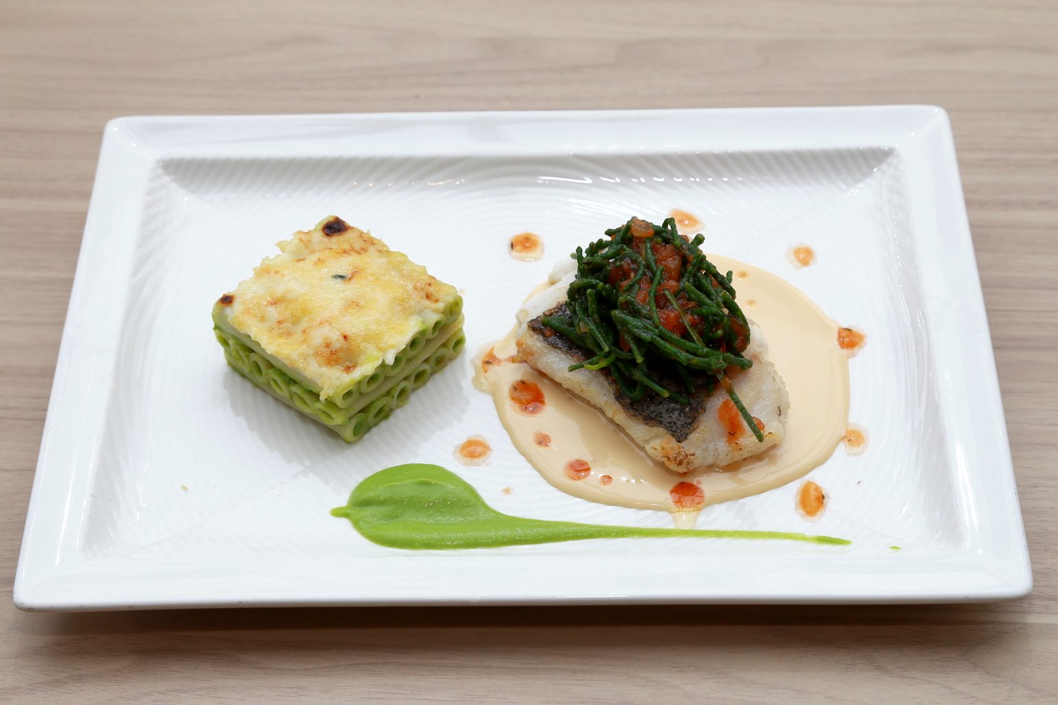 Le pavé de merou vapeur, sauce au crémant, vinaigrette de salicorne ...